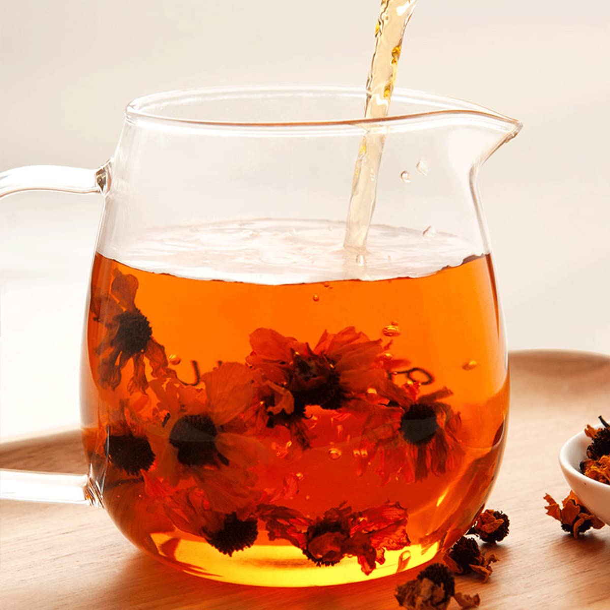 Chrysanthemum tea for soothing effects